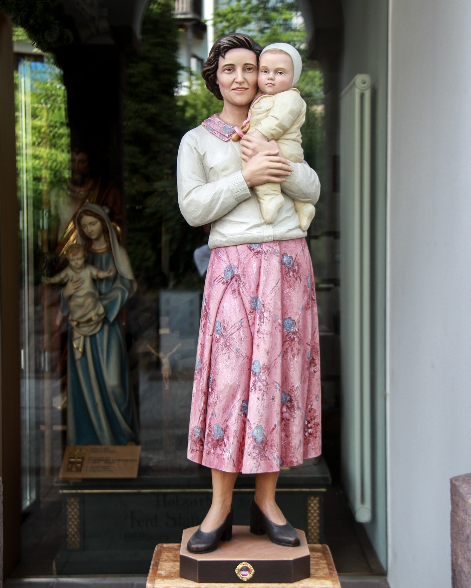 Monumente in allen Größen aus Holz, Bronze und Marmor aus Italien.